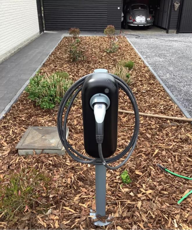 Shell Recharge op paal. leidingen via wachtbuis vooraan in tuin.